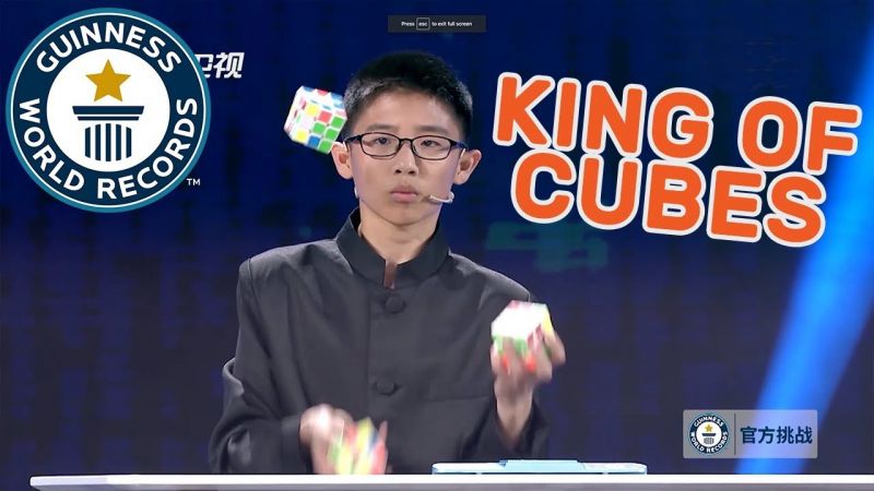 Novo recorde Guinness após resolver três cubos de Rubik fazendo ...